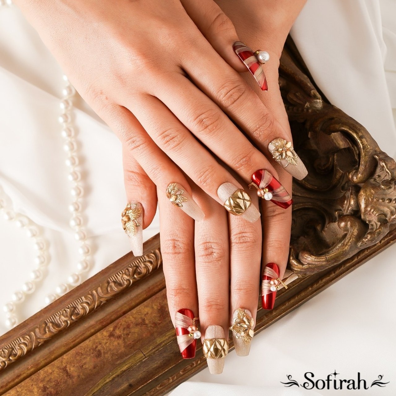 冬/リボン/キラキラ/ベージュ/レッド - Sofirah(ソフィラ)公式のネイルデザイン[No.7699556]｜ネイルブック